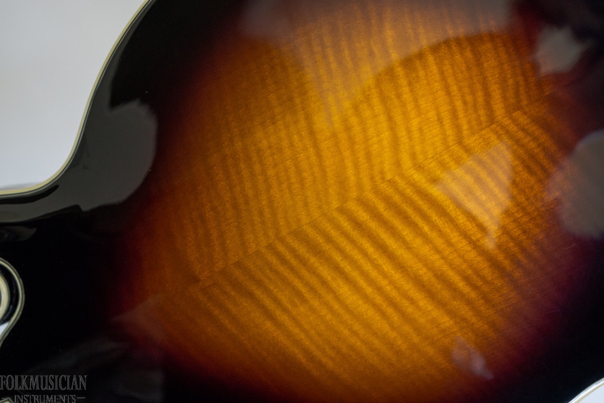 The Loar LM-700 Mandolin Performer - Folkmusician